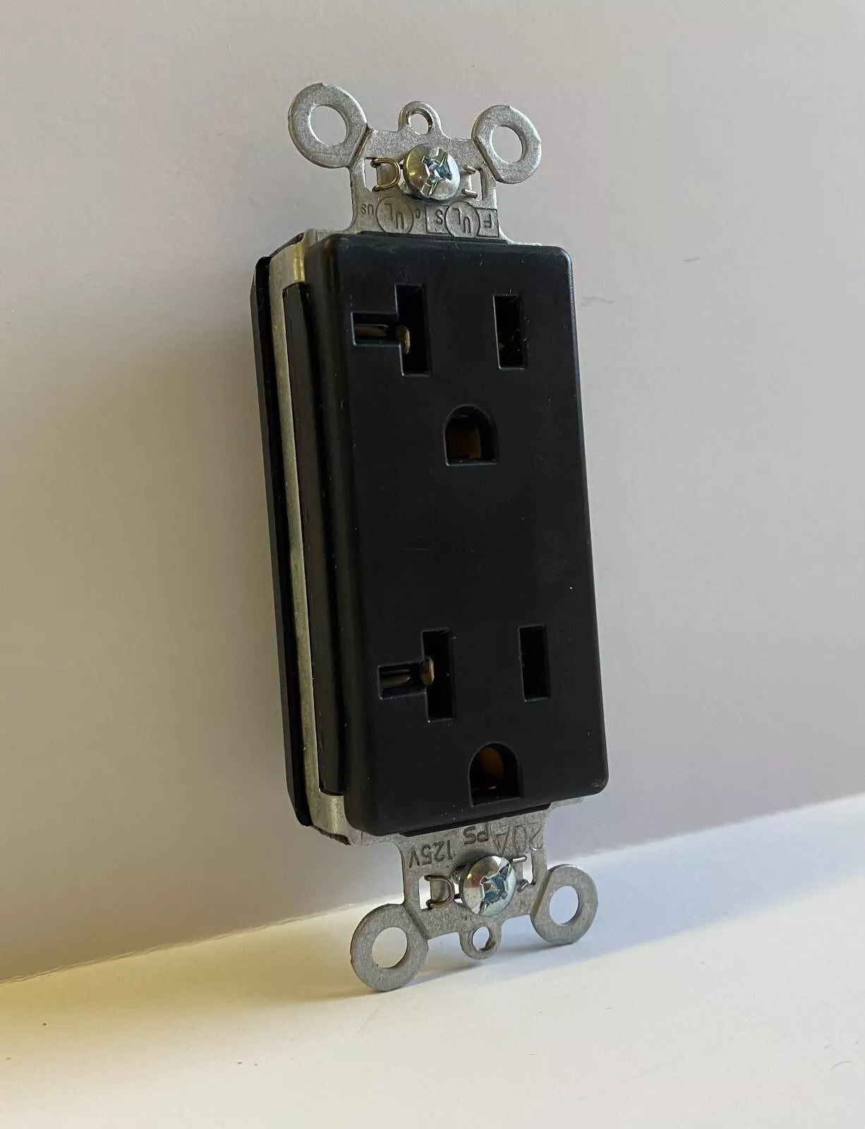 RECEPTACULO DECORA 20A BLACK – Humacao Electric & Plumbing