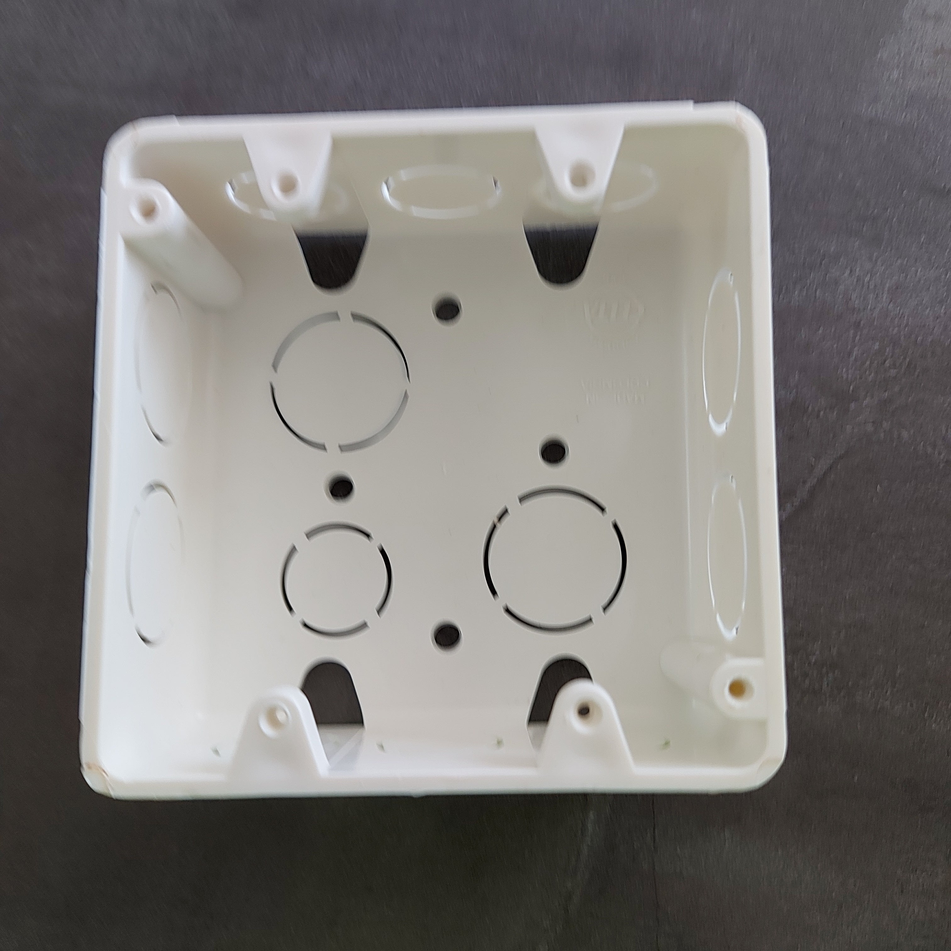 CAJA 4X4 PLASTICA COMBINADA – Humacao Electric & Plumbing
